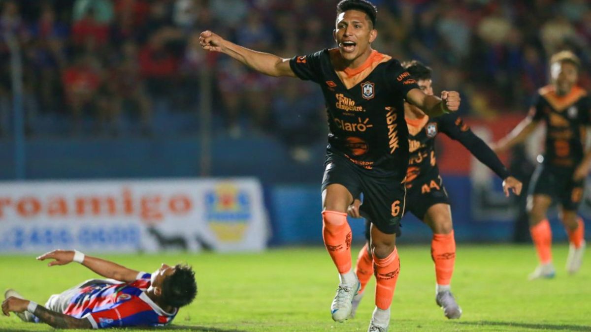 Águila vence 2-1 a FAS y obtiene importante victoria en Santa Ana